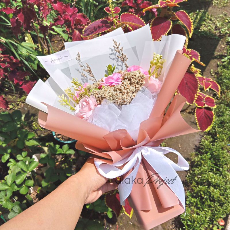 Jual Bucket bunga artificial mix edelweiss | Bucket wisuda wedding ...