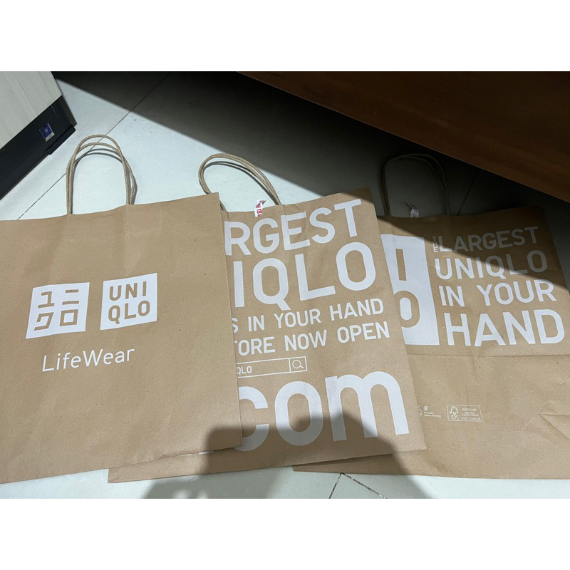 Jual PAPER BAG UNIQLO LARGE | Shopee Indonesia