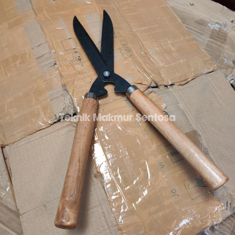 Jual Gunting Rumput Sabotan Gagang Kayu - Gunting Tanaman Ranting Daun ...