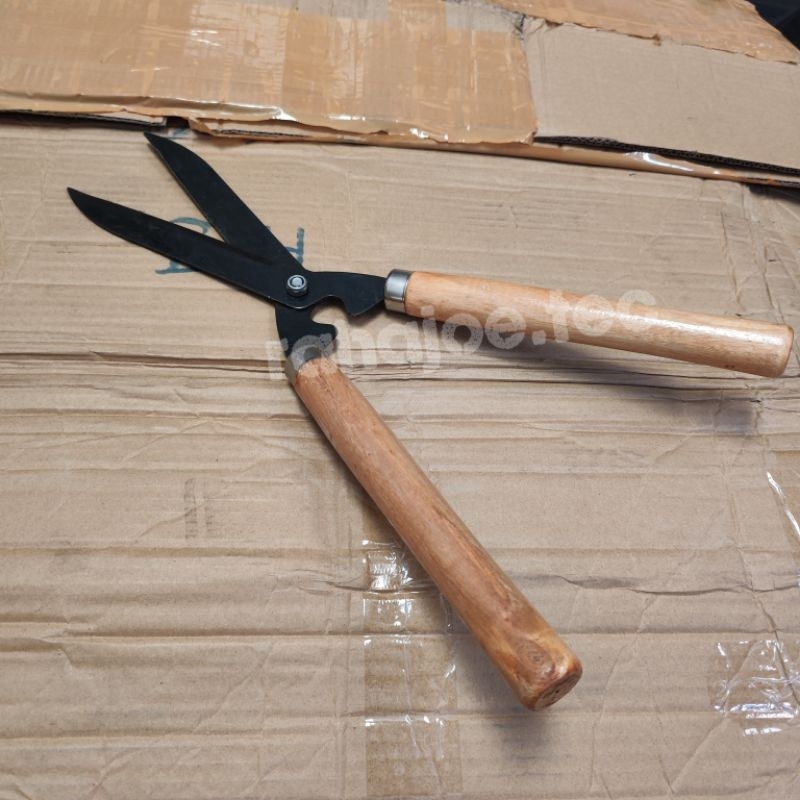 Jual Gunting Rumput Sabotan Gagang Kayu - Gunting Pagar Tanaman Ranting ...