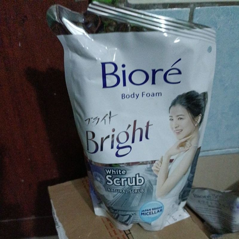 Jual BIORE BODY FOAM BRIGHT WHITE SCRUB 400 ML | Shopee Indonesia