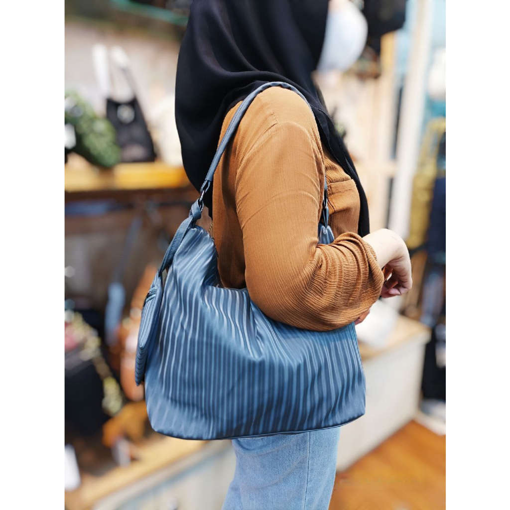 Jual Tas selempang wanita dan tas totebag ukuran besar bahan nilon ...