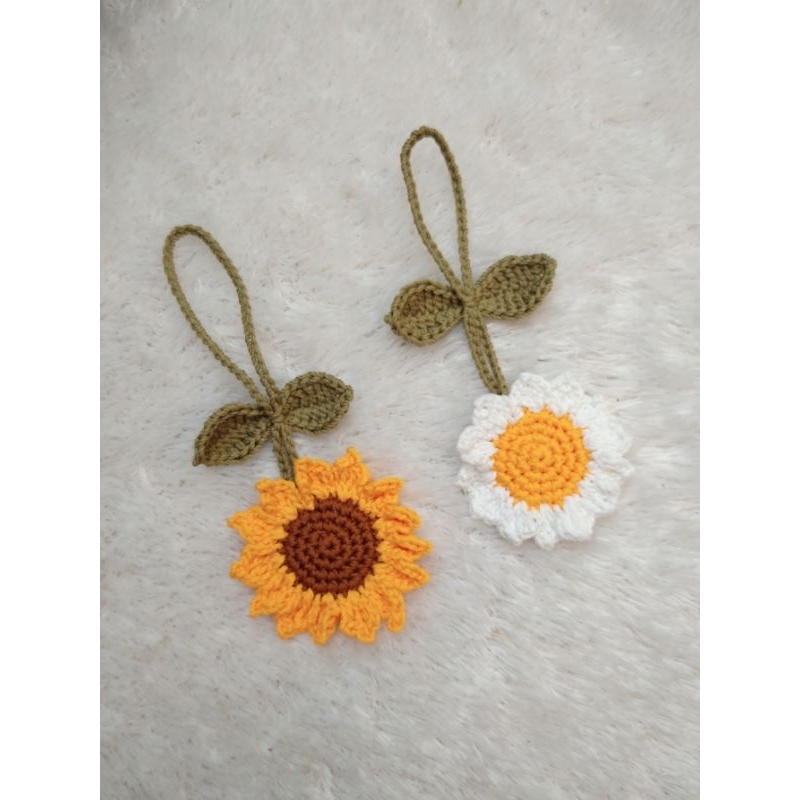 Jual BAG CHARM SUNFLOWER AND DAISY GANTUNGAN RAJUT BUNGA | Shopee Indonesia