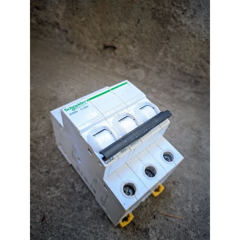 Jual MCB SCHNEIDER 3PHASE ( MCB 3PHASE 32A ) | Shopee Indonesia
