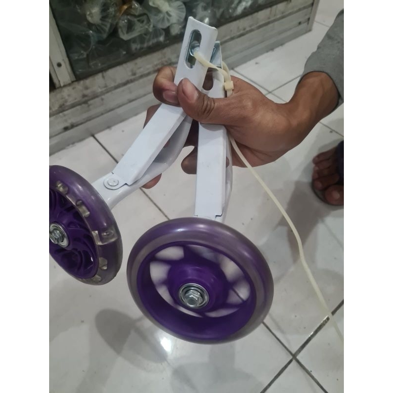 Jual roda samping/roda bantu sepeda anak 16 lampu, roda bantu 16, roda ...