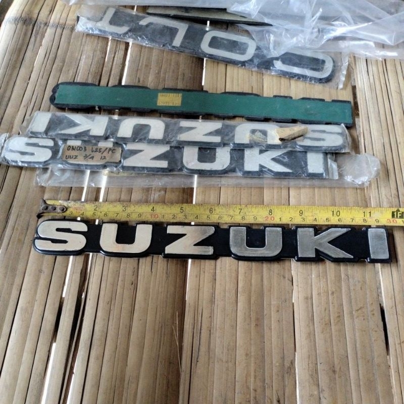 Jual emblem suzuki carry logo sticker suzuki carry suzuki katana grill carry tulisan huruf ...