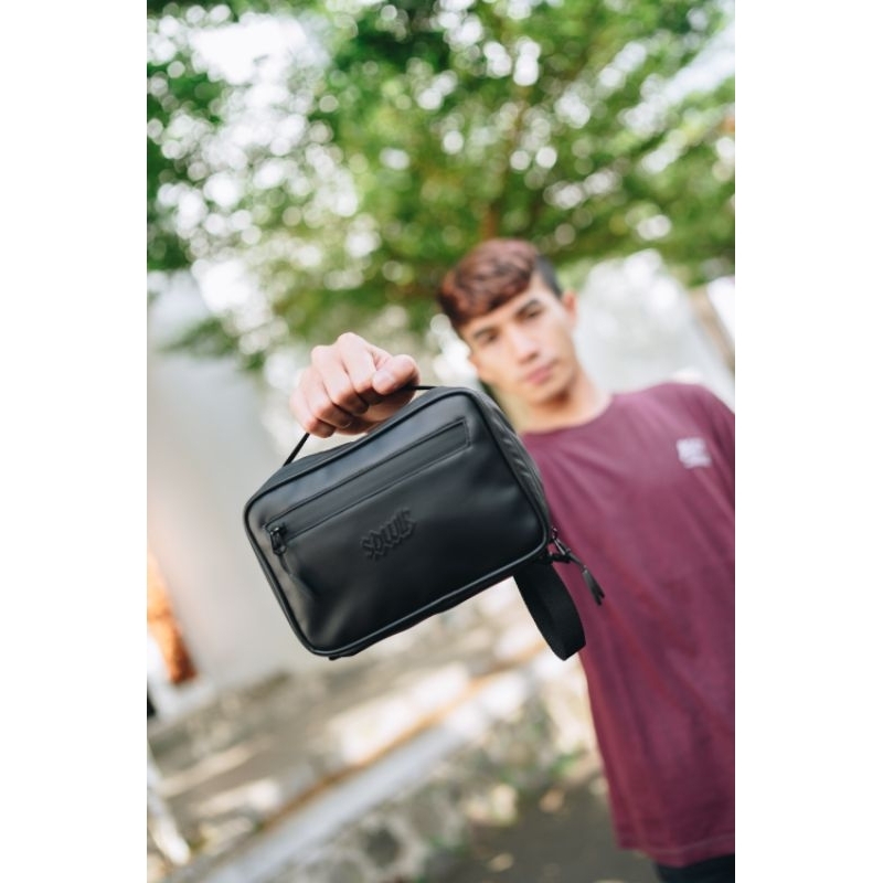 Jual Tas Tangan Pria Clutch Multifungsi Cosmic Sidewalk full Black ...