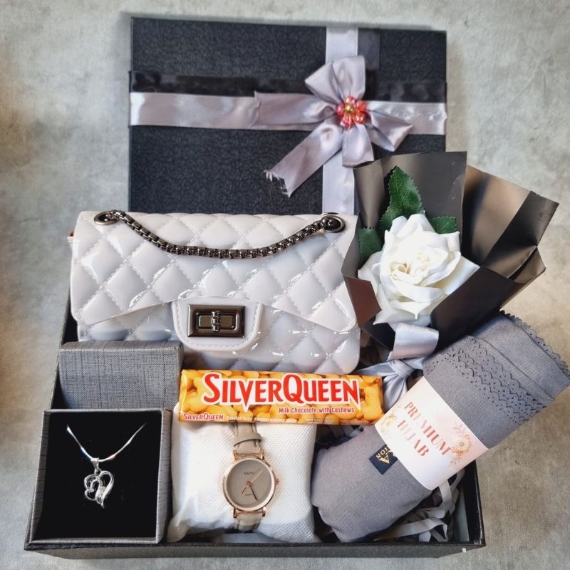 Jual PREMIUM Kado Cewek Ulang Tahun / Hampers Tas Cewek | Shopee Indonesia