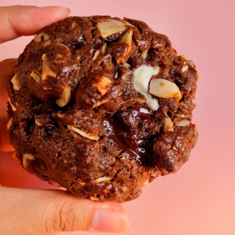 Jual PREMIUM TRIPLE CHOCO CHIP LARGE COOKIE 90GR (NYC Soft Cookies by ...