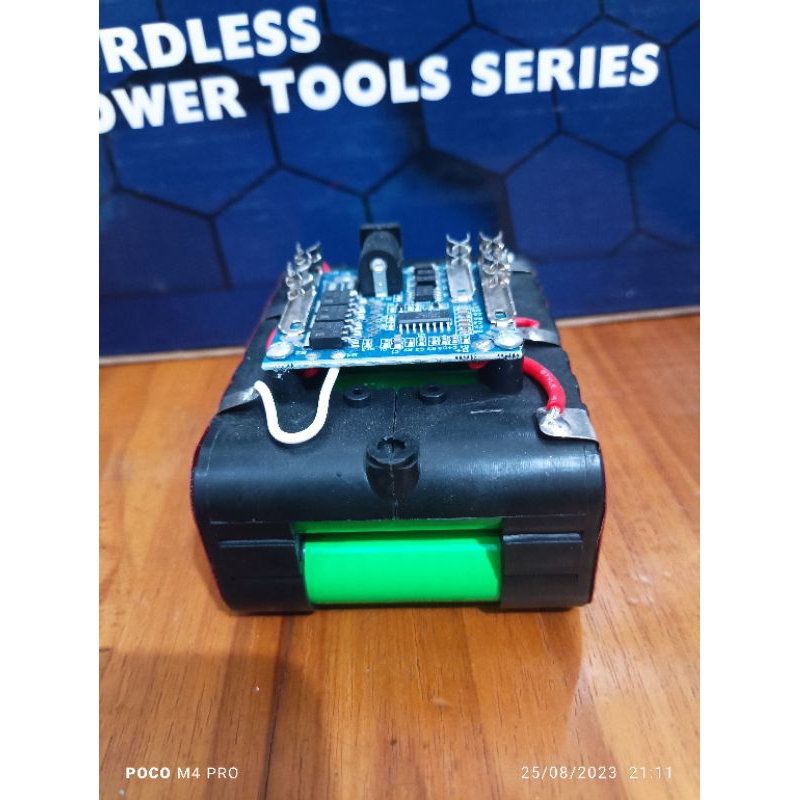 Jual Refil Baterai Gerinda Cordless 21Volt LXT Slot Makita | Shopee ...