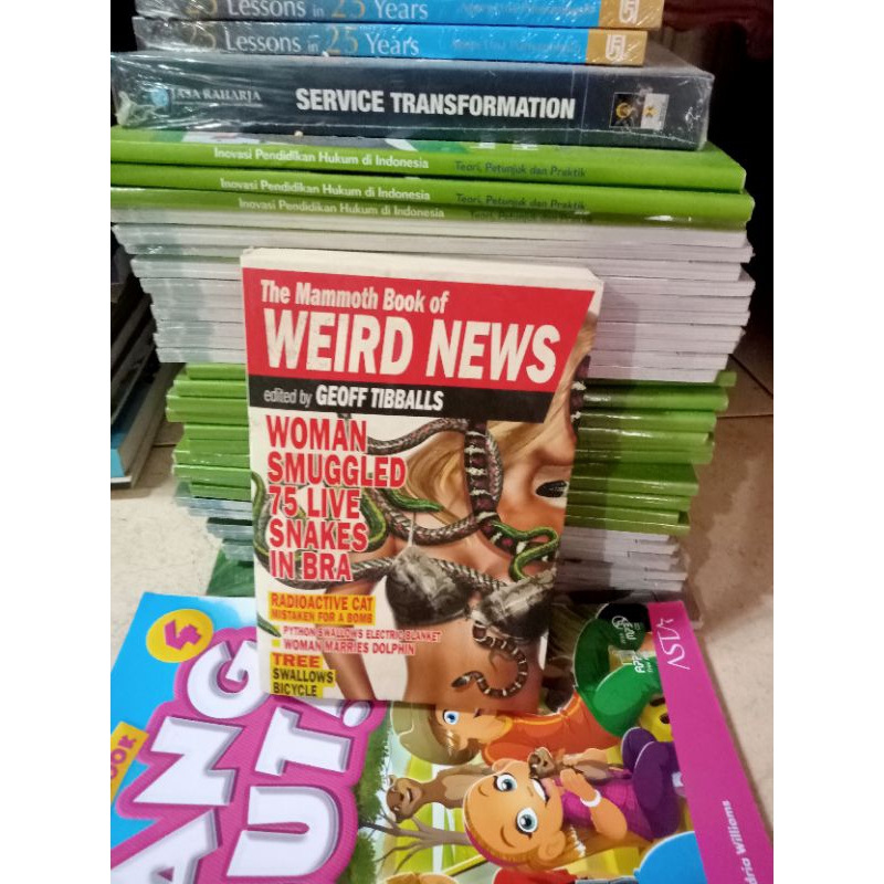 Jual ORI BUKU THE MAMMOTH OF WEIRD NEWS WOMAN SMUGGLED 75 LIVE SNAKES ...
