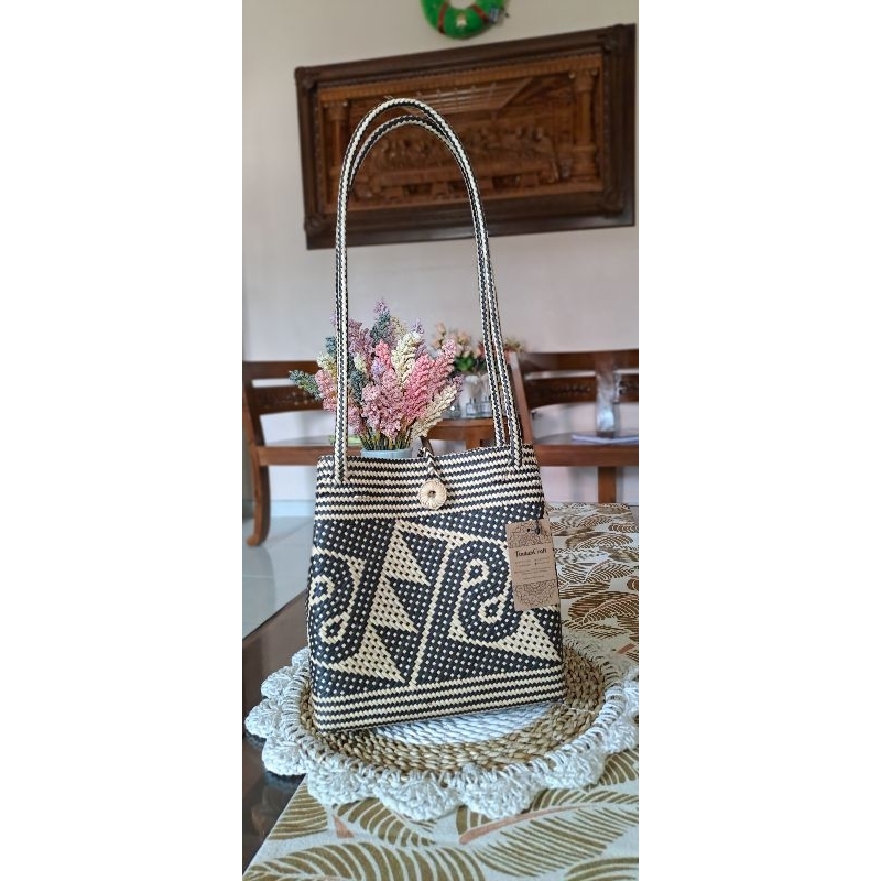 Jual Tas Rotan Motif khas Dayak Borneo l Tas Totebag anyaman rotan l ...