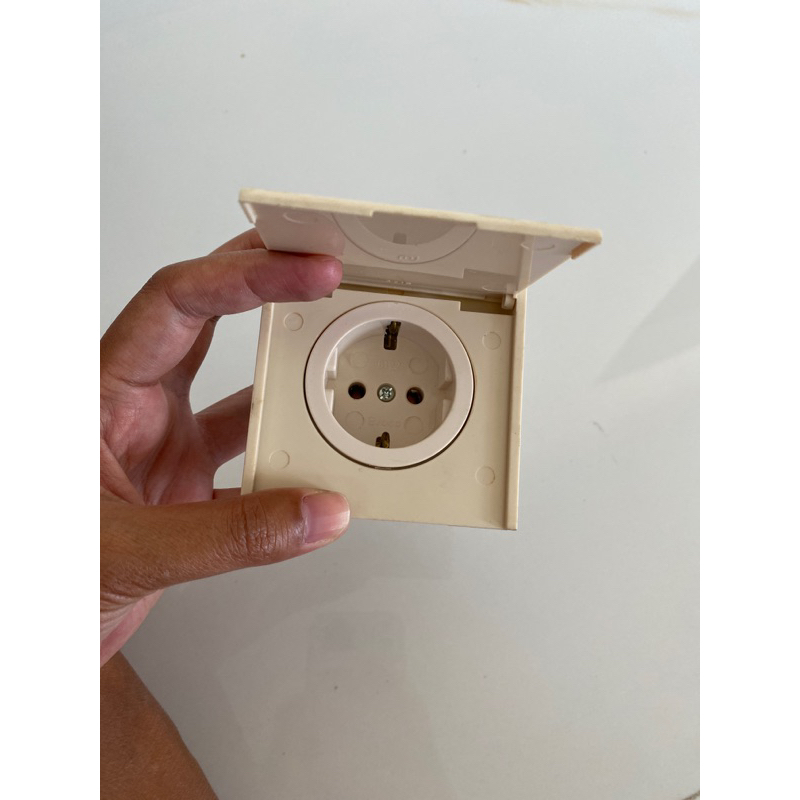 Jual Stop kontak broco tanam tutup outdoor | Shopee Indonesia
