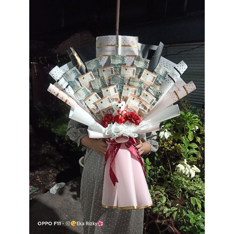 Jual Buket uang 20 lembar+boneka+bunga(uang mainan) | Shopee Indonesia