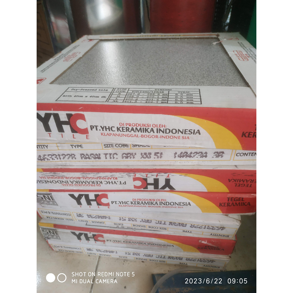 Jual keramik lantai 40x40 kesat tidak kasar YHC | Shopee Indonesia