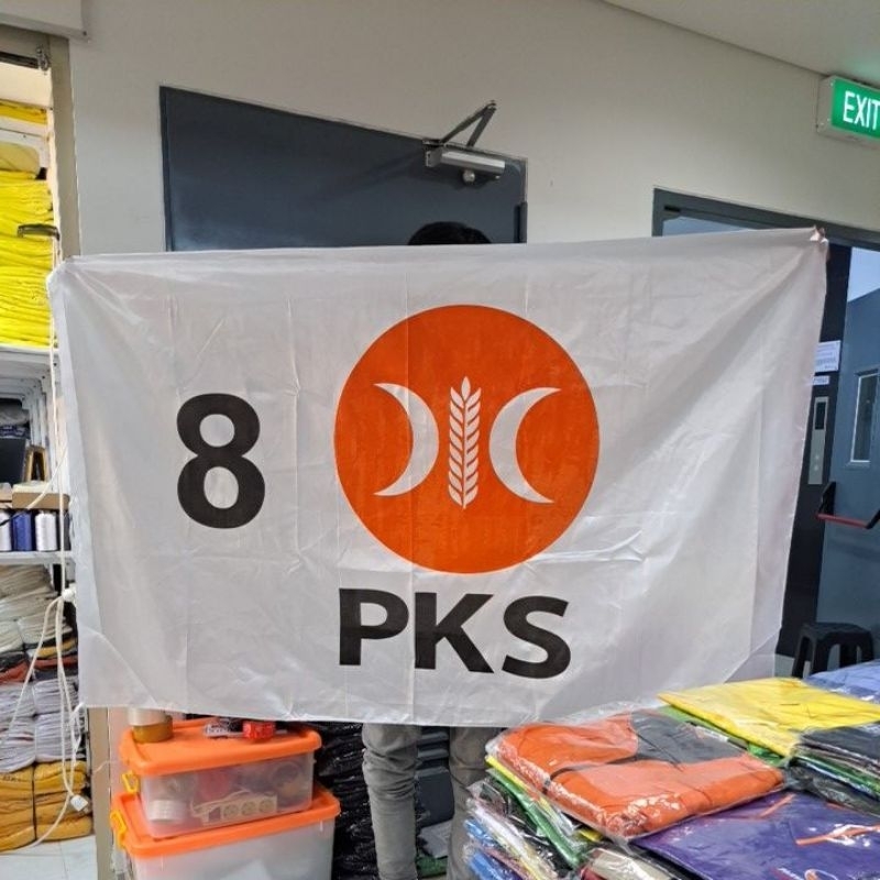 Jual bendera partai pks 100x150cm pas ukuran didepan rumah /sudah pakai ...