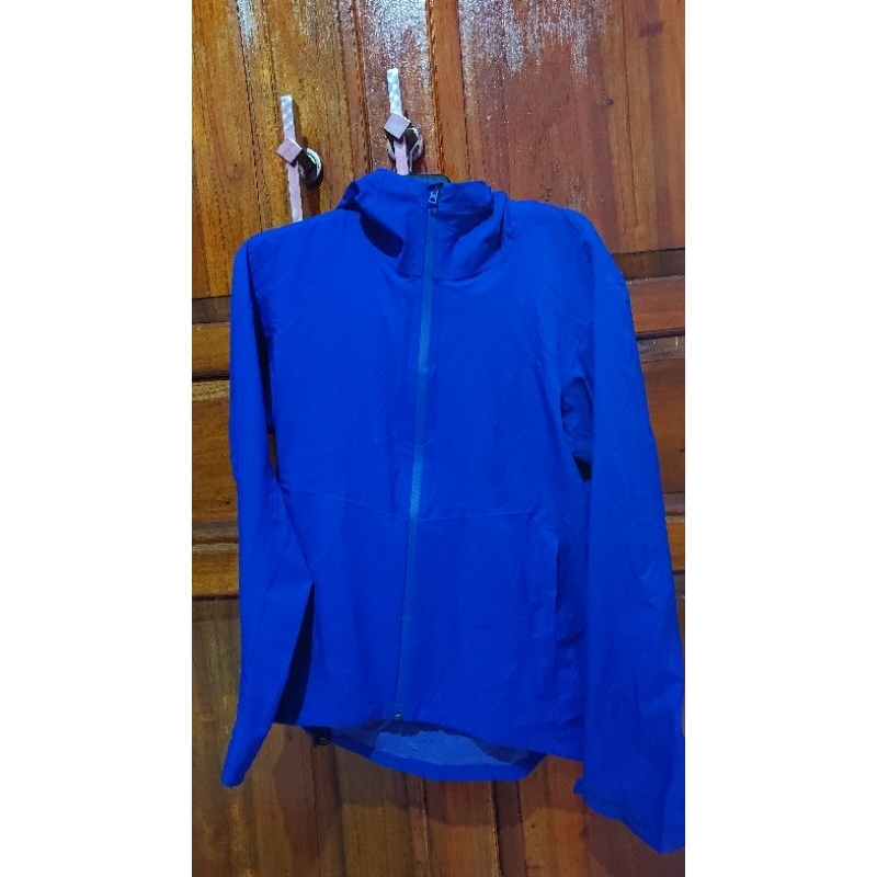 Jual UNIQLO BLOCK TECH | Shopee Indonesia