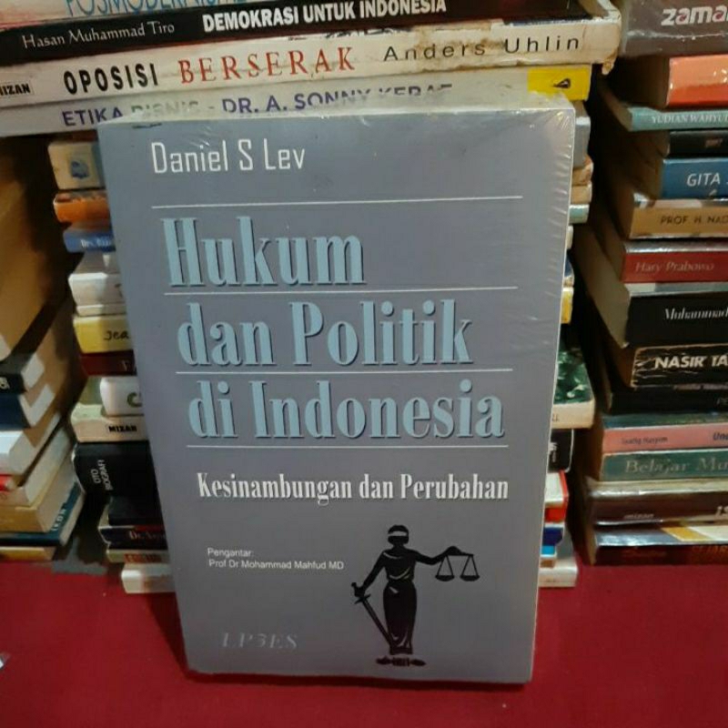 Jual Buku Hukum Dan Politik Di Indonesia Kesinambungan Dan Politik Daniel S Lev Pengantar 