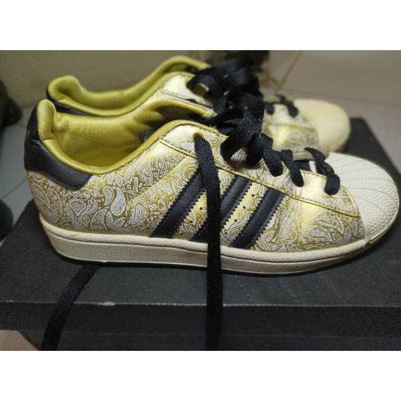 Jual Adidas superstar gold batik (second) | Shopee Indonesia