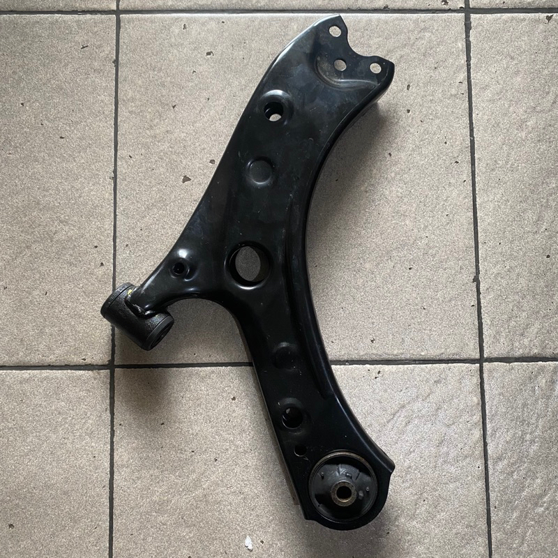 Jual Lower arm sayap bawah innova zenix original | Shopee Indonesia