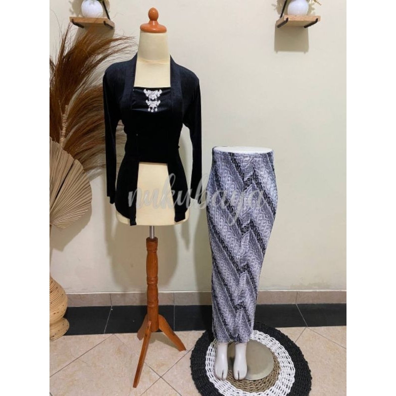 Jual [Hitam] 1 Set Kebaya + Rok Plisket Motif Bunga Hitam (Ada wiru ...