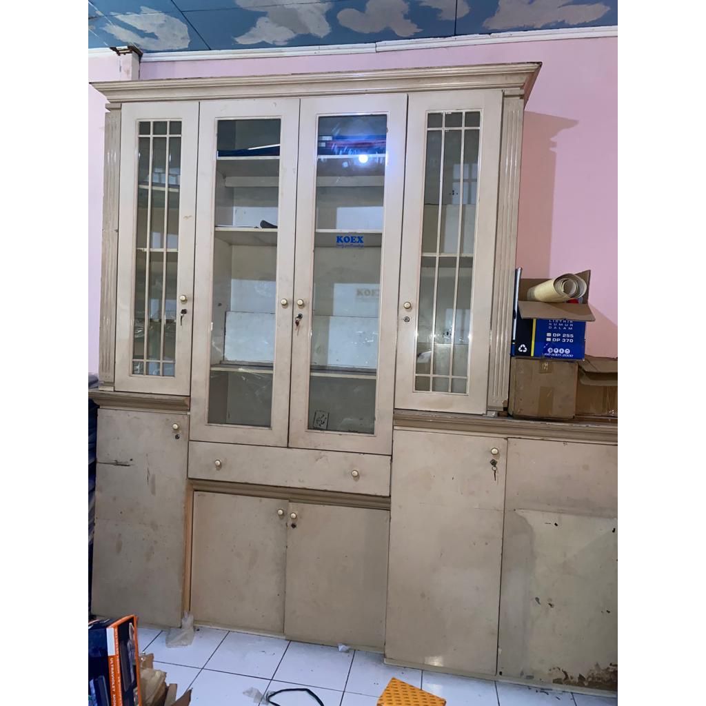 Jual LEMARI KACA DISPLAY BESAR, DENGAN KONDISI | Shopee Indonesia