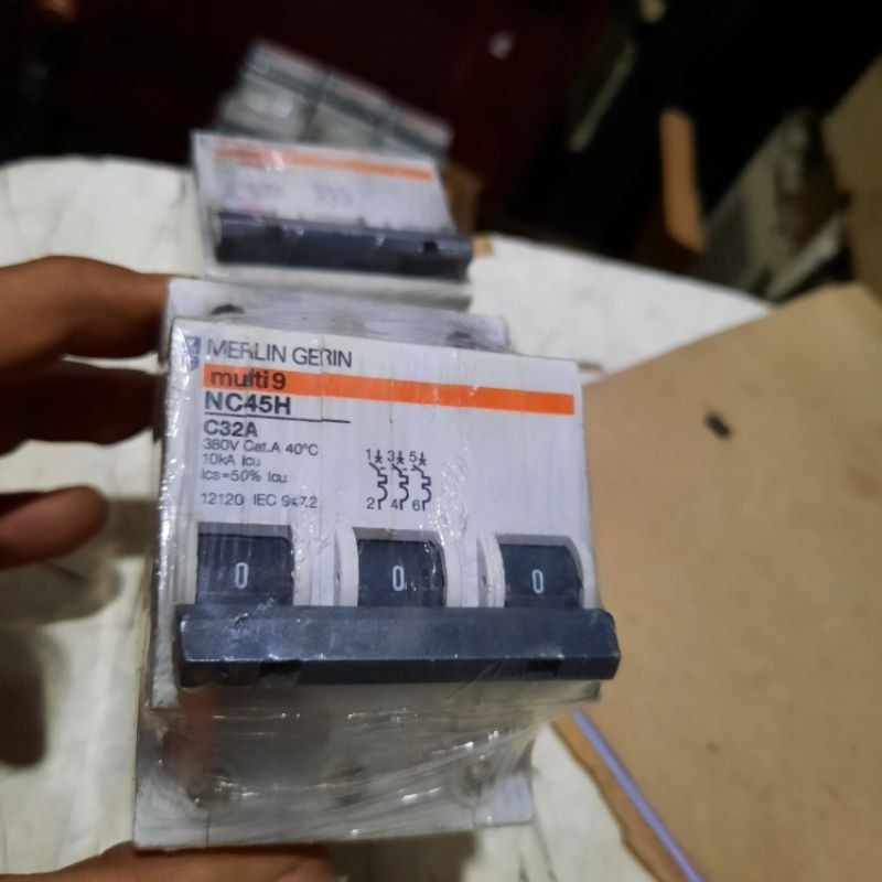 Jual mcb merlin gerin 3phase 32a 3p | Shopee Indonesia