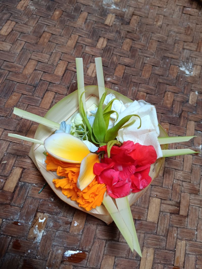 Jual Canang Ceper Badung Lengkap dengan Bunga (Banten Hindu Bali ...
