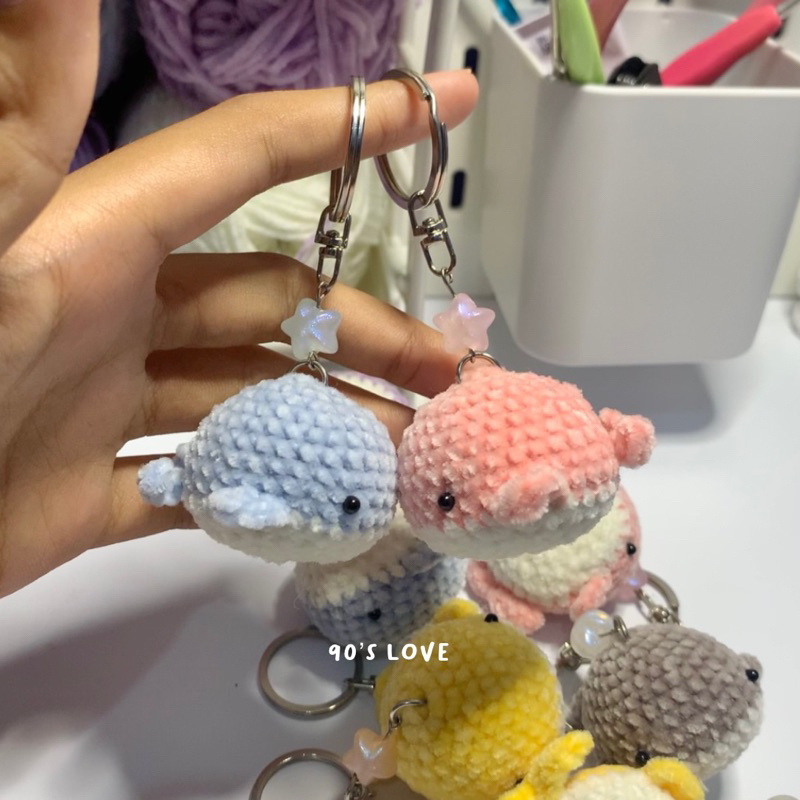 Jual ꒰ 90’s love ꒱ baby whale keychain crochet | keychain couple ...