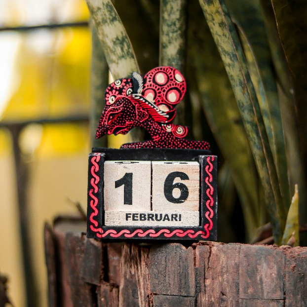 Jual Kalender Kayu Ukiran Wayang Motif Batik | Shopee Indonesia