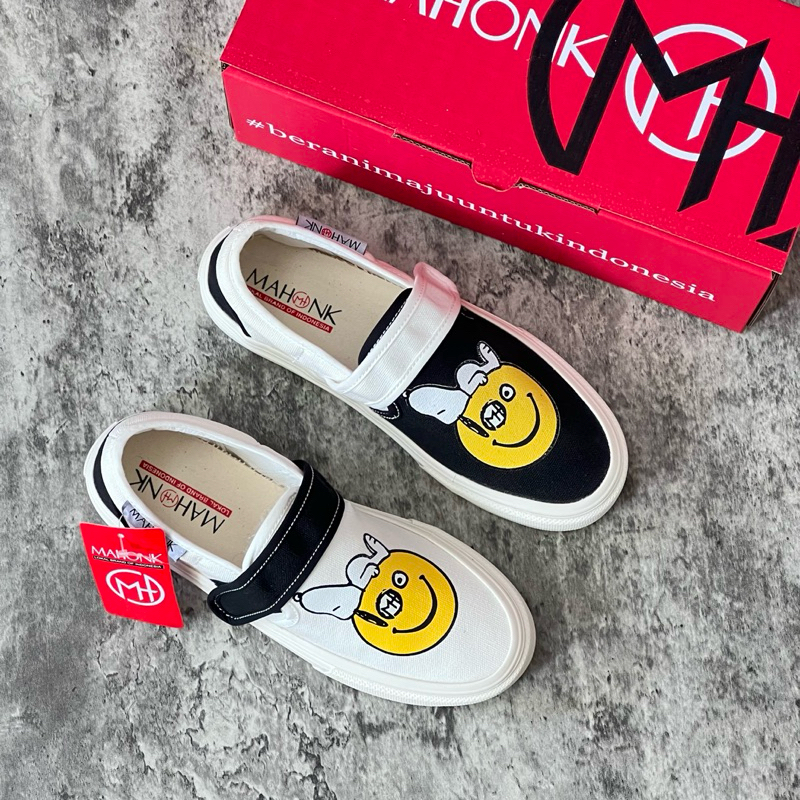 Jual SEPATU MAHONK - Slip on Velcro Motif Smile X Snopy ||Sepatu Ootd ...