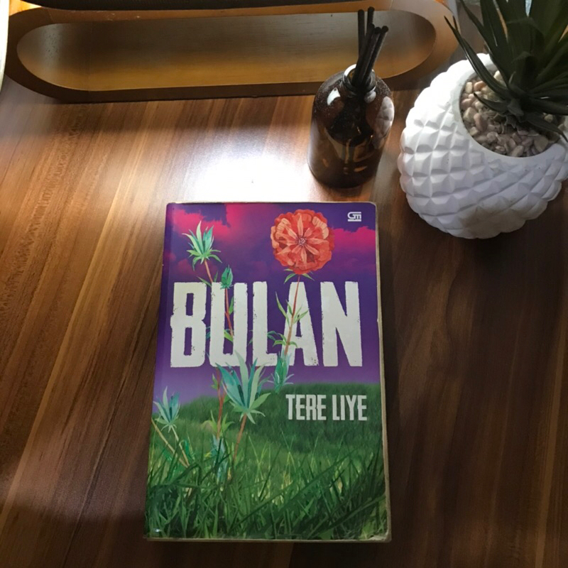 Jual (Preloved) Novel Bulan Tere Liye cover pertama | Shopee Indonesia