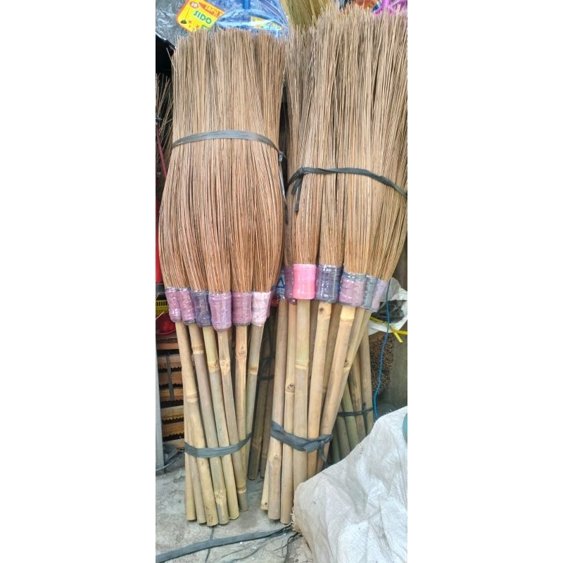 Jual sapu lidi taman besar/ sapu lidi item/sapu lidi gagang bambu ...