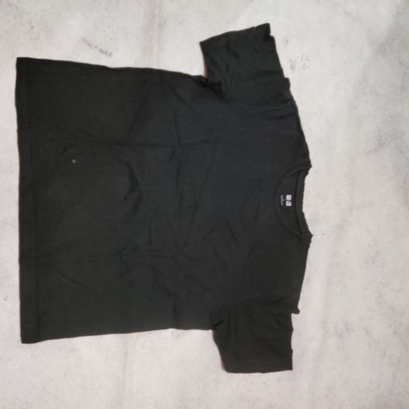 Jual Tshirt Uniqlo U hitam second original | Shopee Indonesia