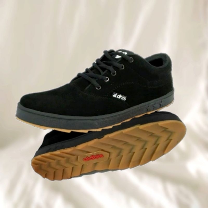 Jual Sepatu Cowok Keren Sneakers Pria Casual Original Kece dan Kekinian ...