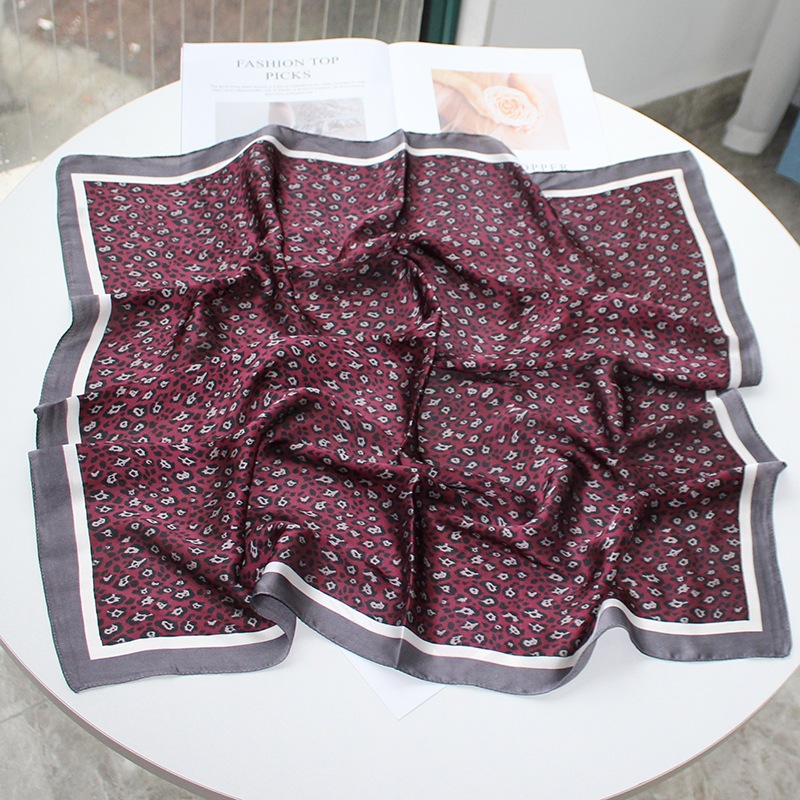Jual Syal satin silk "70x70"cm Cetakan Macan Tutul Syal persegi , Syal ...