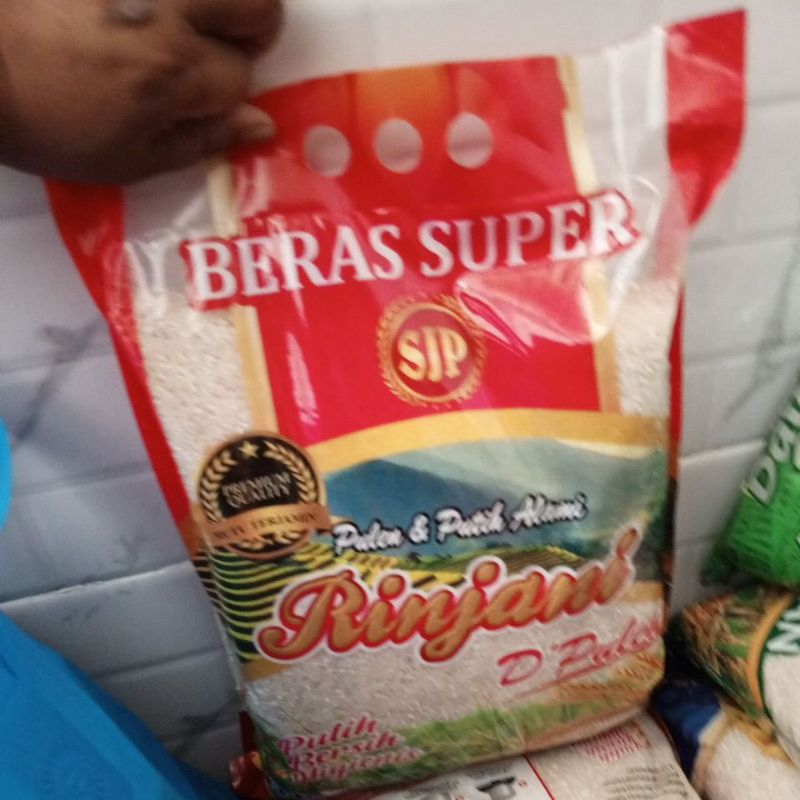 Jual beras cap rinjani 5 liter isi per kemasan kurang lebih 4kg ...