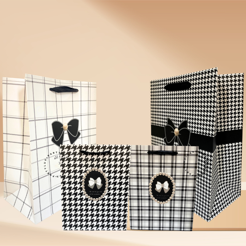 Jual Paper Bag Kado Motif Black and White Pita / Tas Kado Ulang Tahun ...