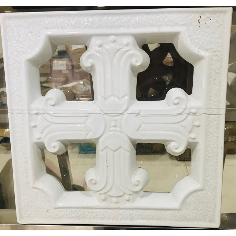 Jual Roster/Angin2/Batu Kerawang Warna Putih Type Pillar Ukuran 30x30 ...