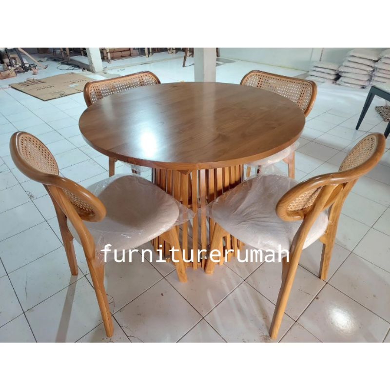 Jual meja makan kayu jati 4 kursi rotan, set meja makan jati 4 kursi rotan minimalis | Shopee ...