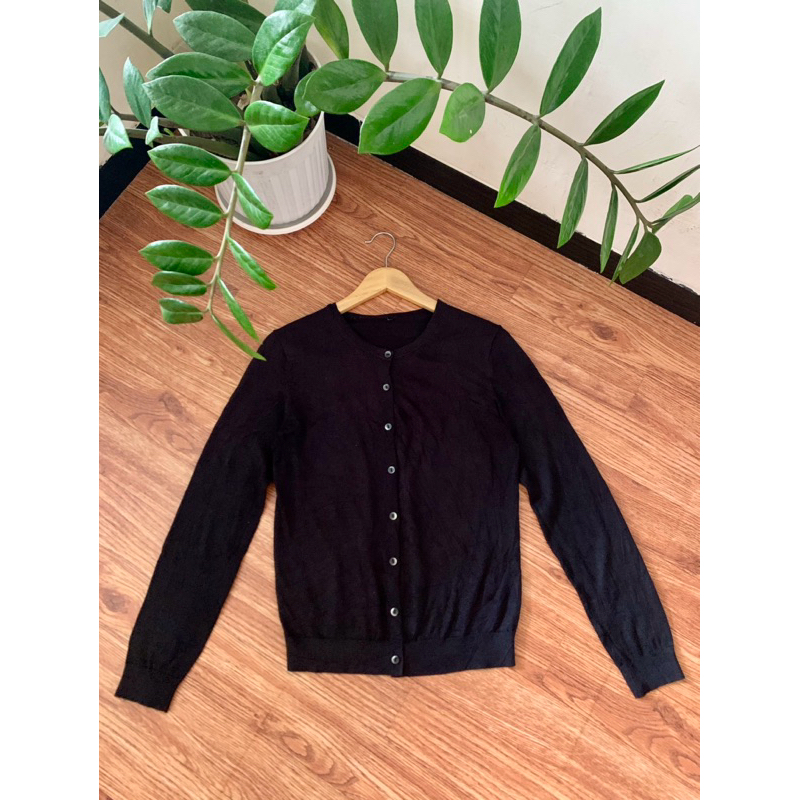Jual Uniqlo Cardigan Hitam Basic Oneck | Shopee Indonesia