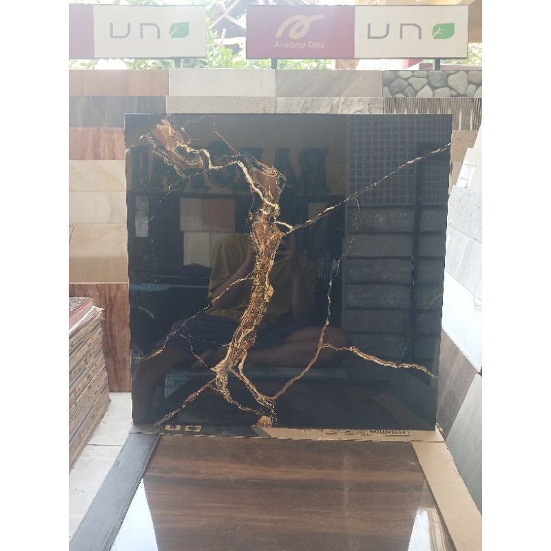 Jual Granit ukuran 60x60 Warna Hitam Corak Emas | Shopee Indonesia