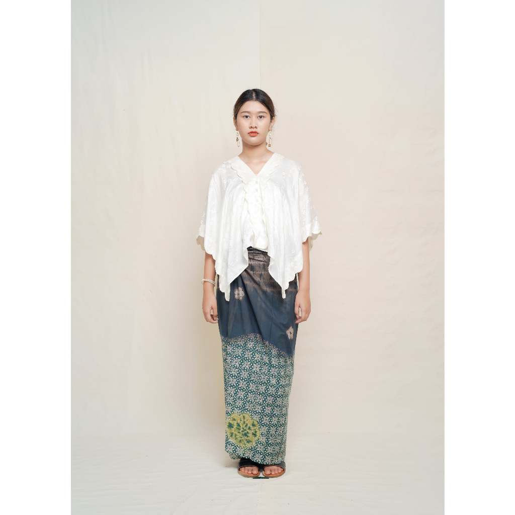 Jual [Koleksi Titik Tumbuh] Blouse Putih Nur Engkok - Motif Nitik ...