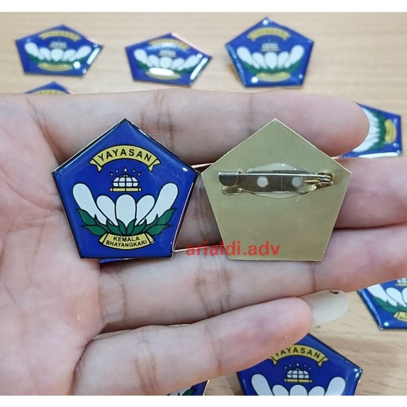 Jual pin YKB yayasan kemala bhayangkari kuningan dilapis resin peniti ...