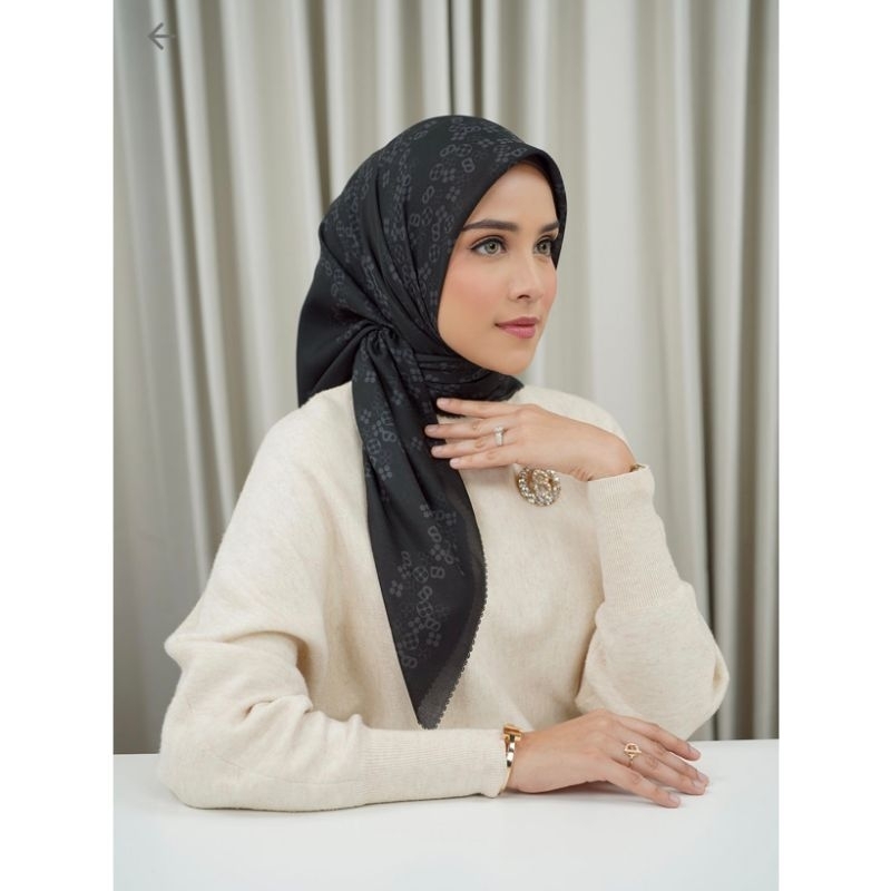 Jual Monogram Scramble Buttonscarves ( Preloved ) | Shopee Indonesia
