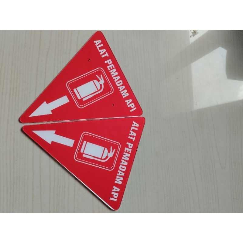 Jual Akrilik segitiga /Cara penggunaan tanda apar bisa dengan nama ...