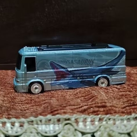 Jual Hot Wheels Premium Tour Bus Jurassic World diecast | Shopee Indonesia