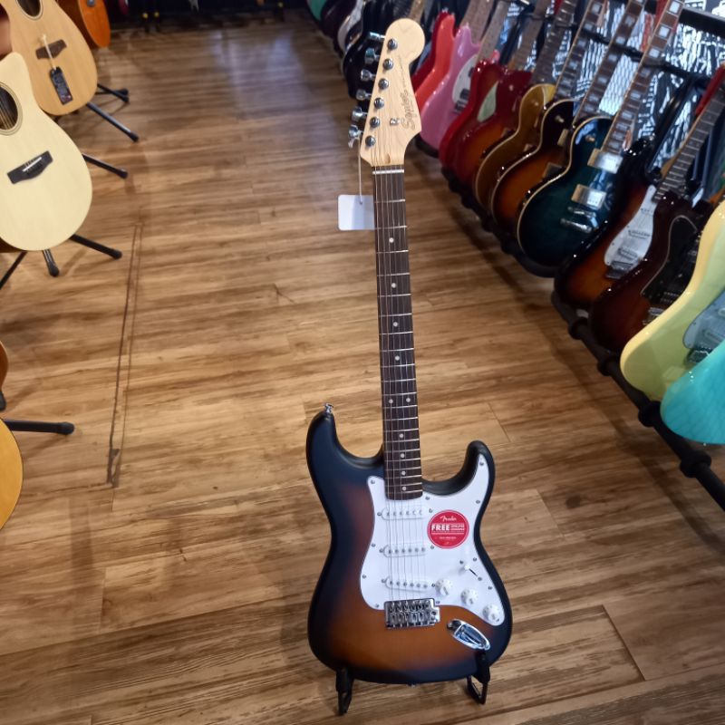 Jual Squier debut stratocaster elektrik guitar,Laurel FB (Dakota red ...