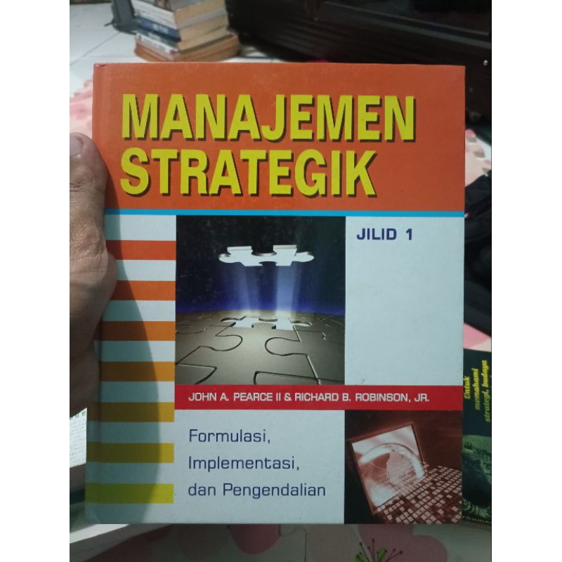 Jual manajemen strategik jilid 1 formulasi implementasi dan pengendalian john a Pearce full ...