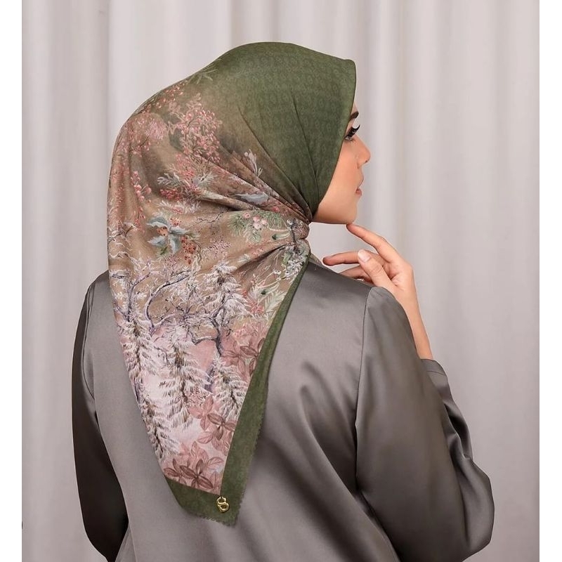 Jual Hijab motif buttonscarves holiday logo pin B+Pouch voal premium ...